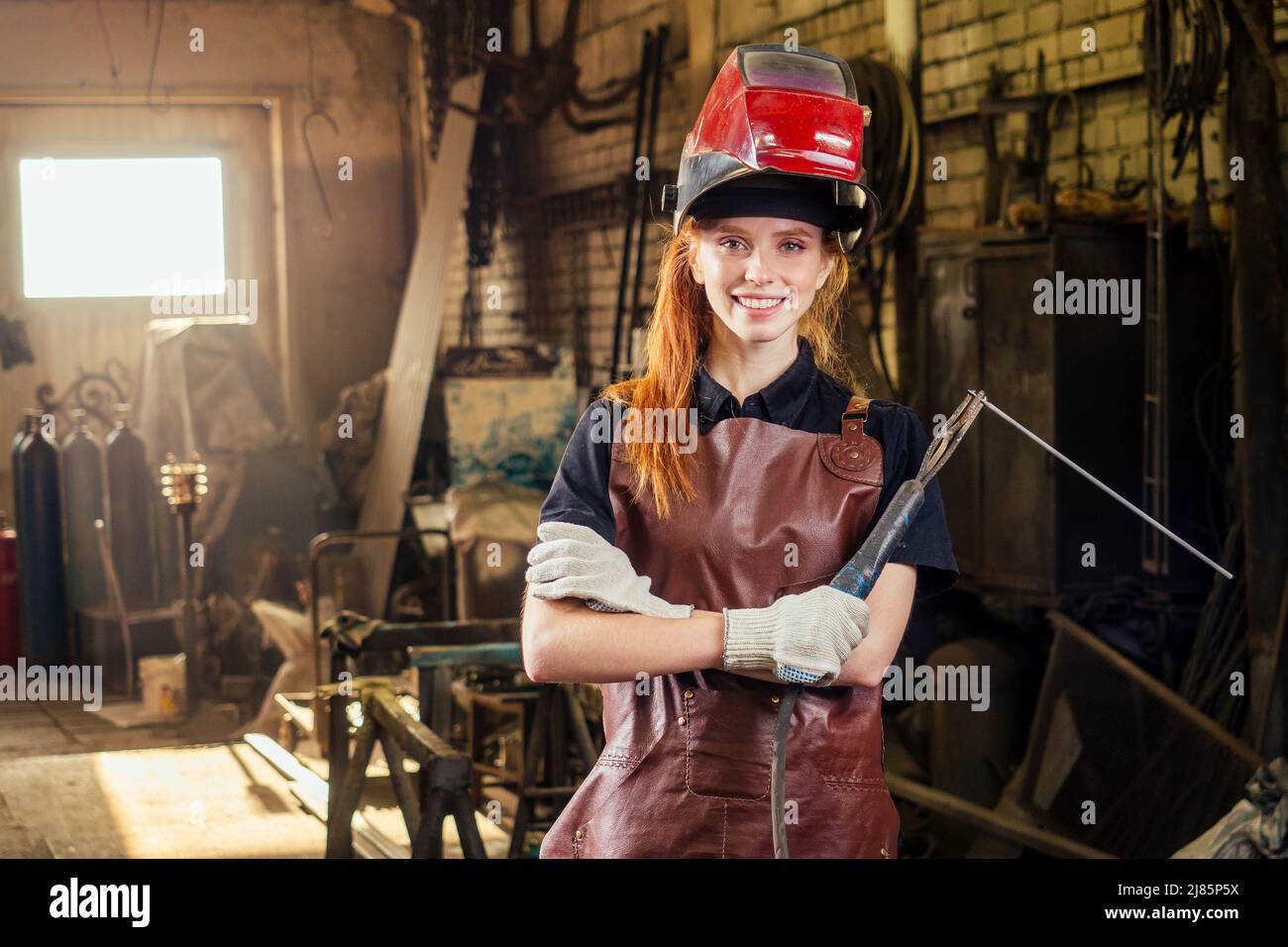 Woman mechanic welding hi-res stock photography and images - Alamy