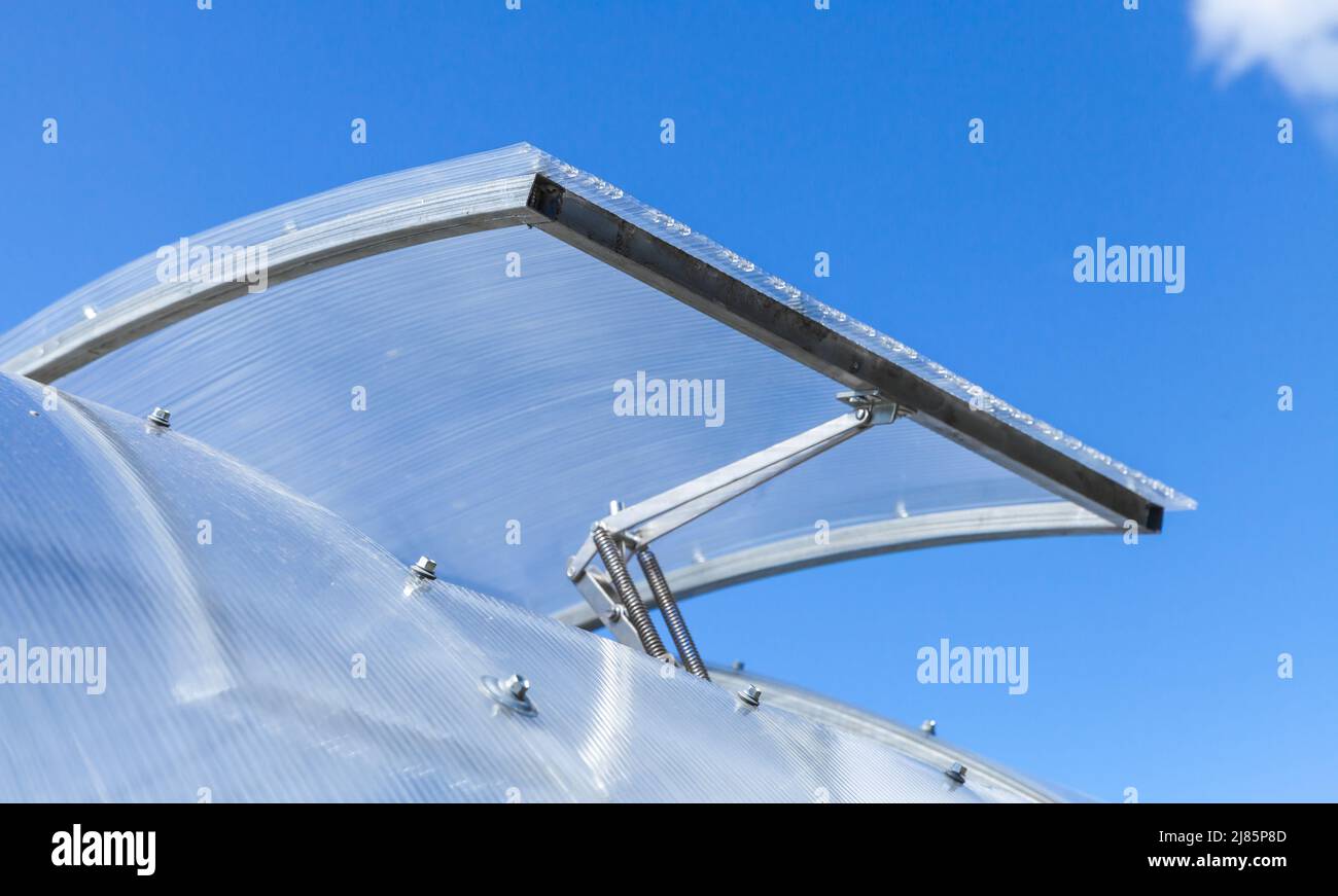 Polycarbonate roof with automatic opening window of modern greenhouse ...