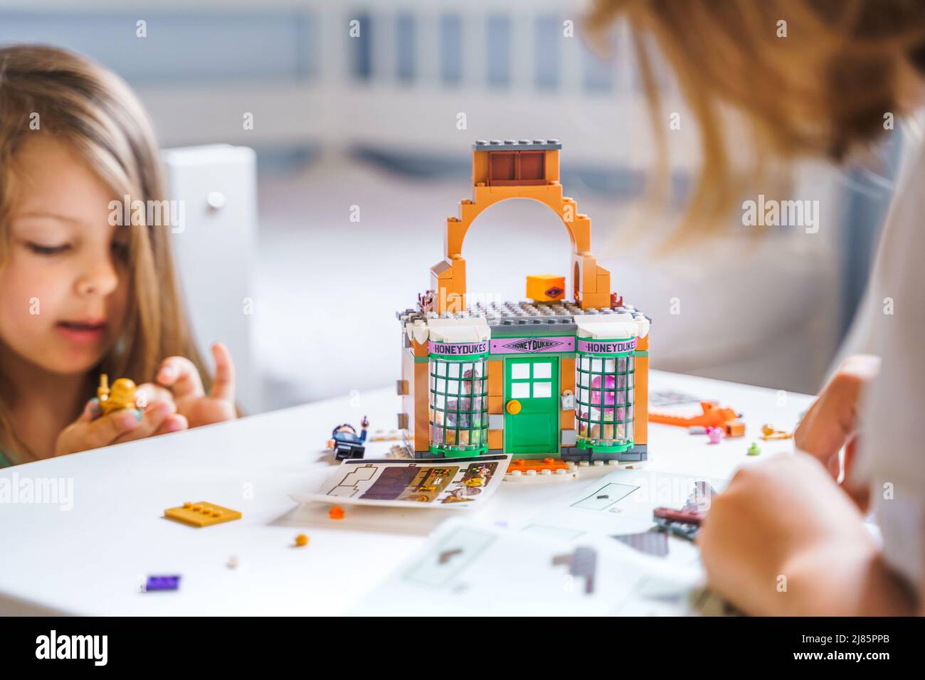 Kids playing under table hi-res stock photography and images - Alamy