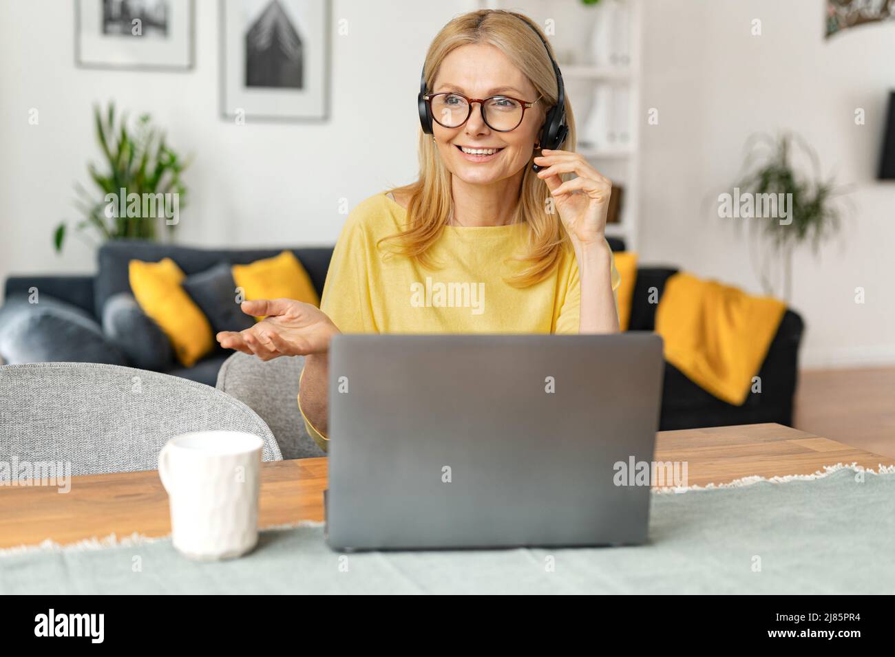 Woman talking into microphone hi-res stock photography and images - Alamy
