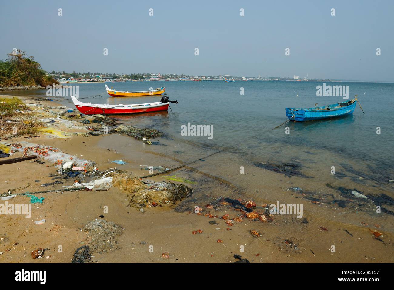 Rubbish on the beach in Tangassery, Thangassery, Kerala, India Stock ...