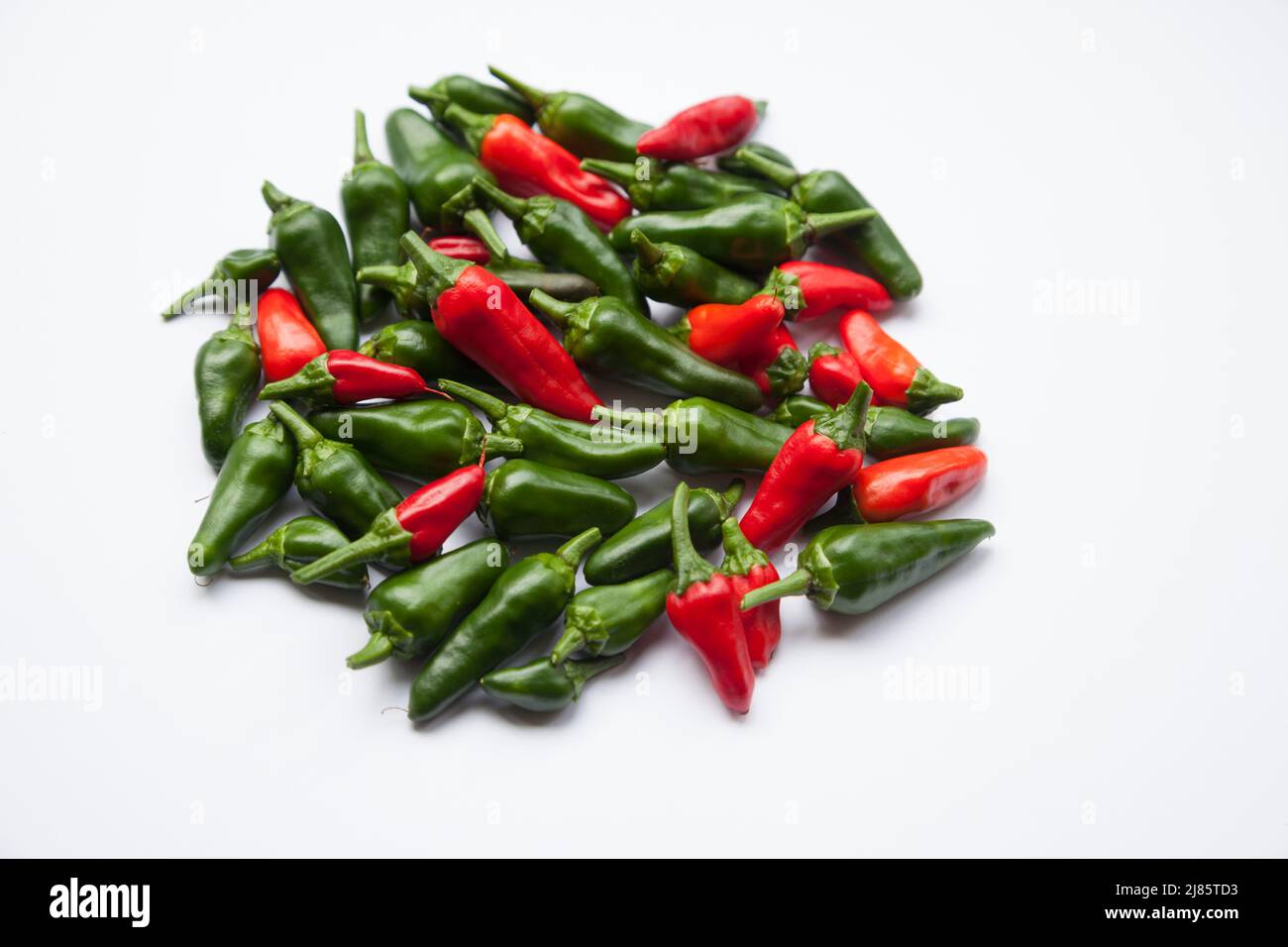 Capsicum annum - Red and green chilli peppers - named variety - Apache ...