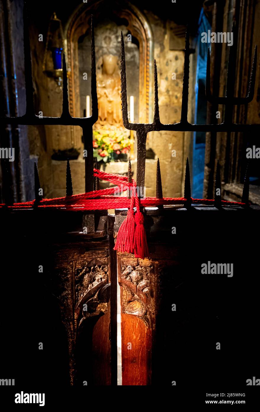 Spiked closed chapel gates tied with red rope Westminster Abbey, London ...