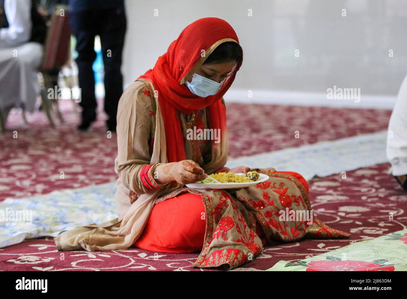 A Muslim woman seen eating after prayers at a mosque Stock Photo - Alamy