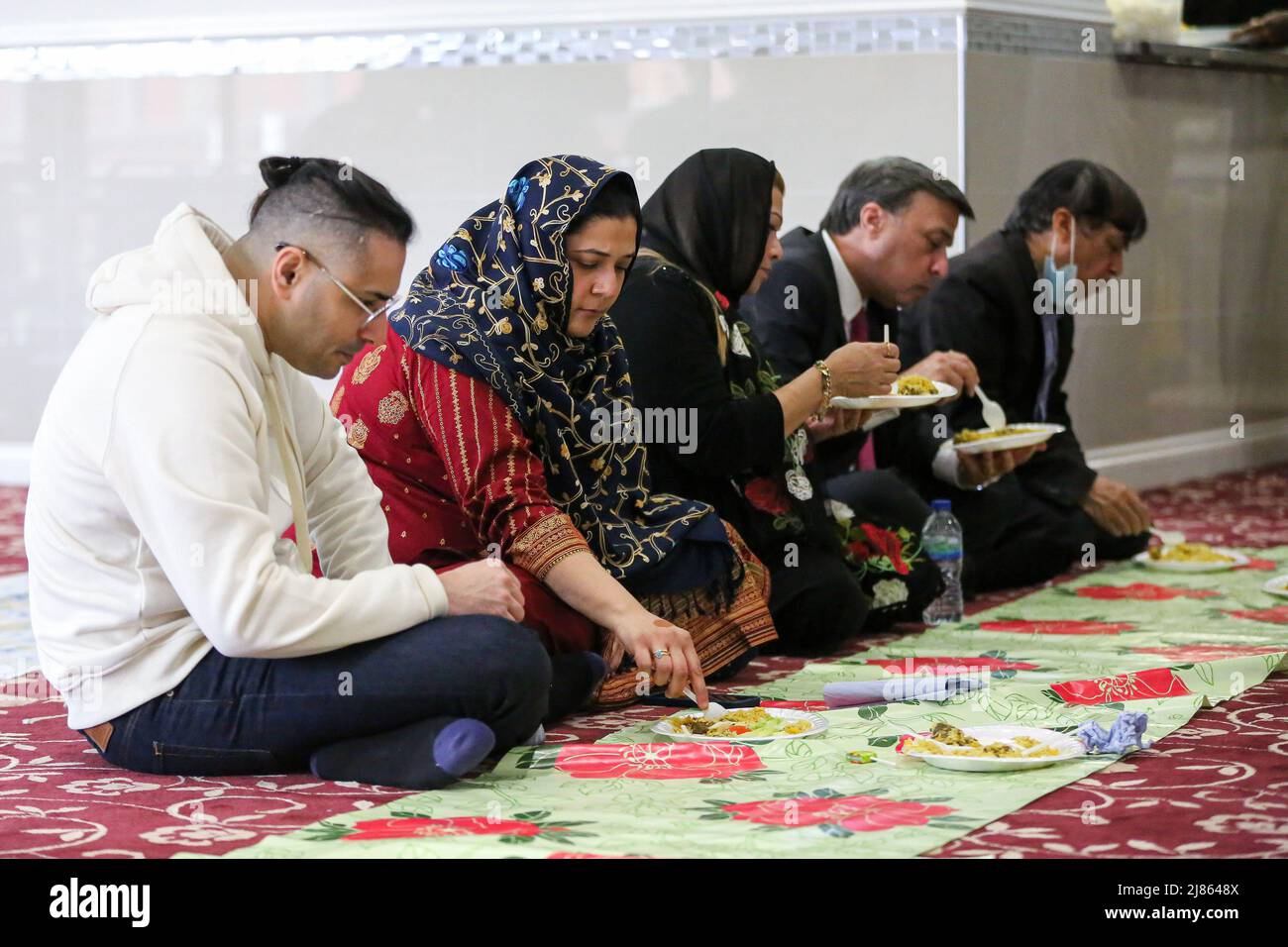 Muslims uk eating hi-res stock photography and images - Alamy