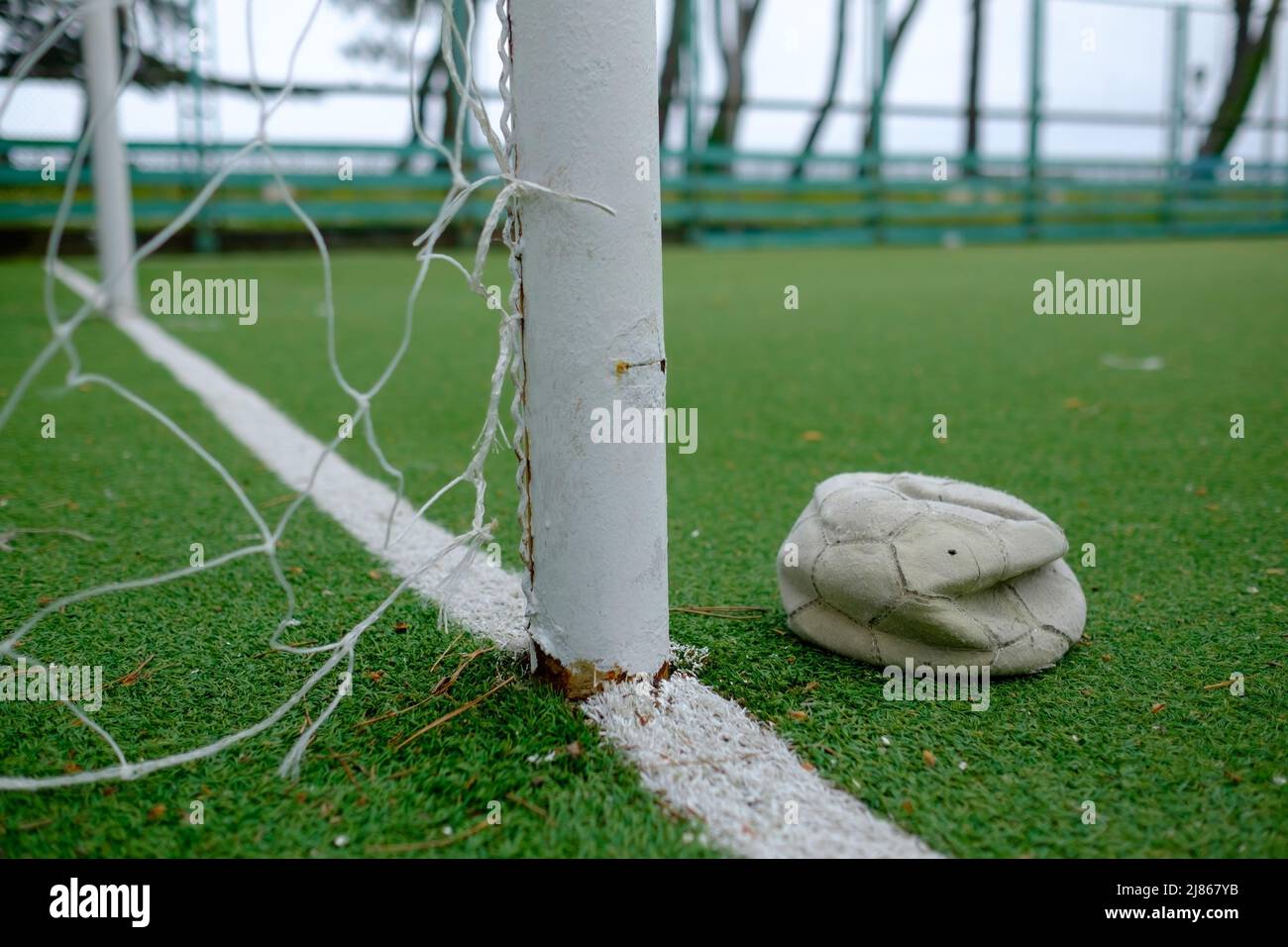 Punctured balloon hi-res stock photography and images - Alamy