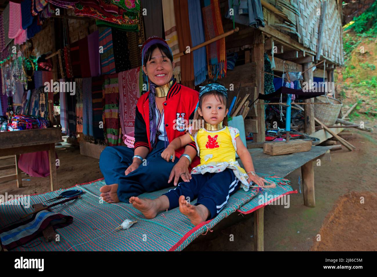 Kayan woman and girl N.W. Thailande Stock Photo - Alamy
