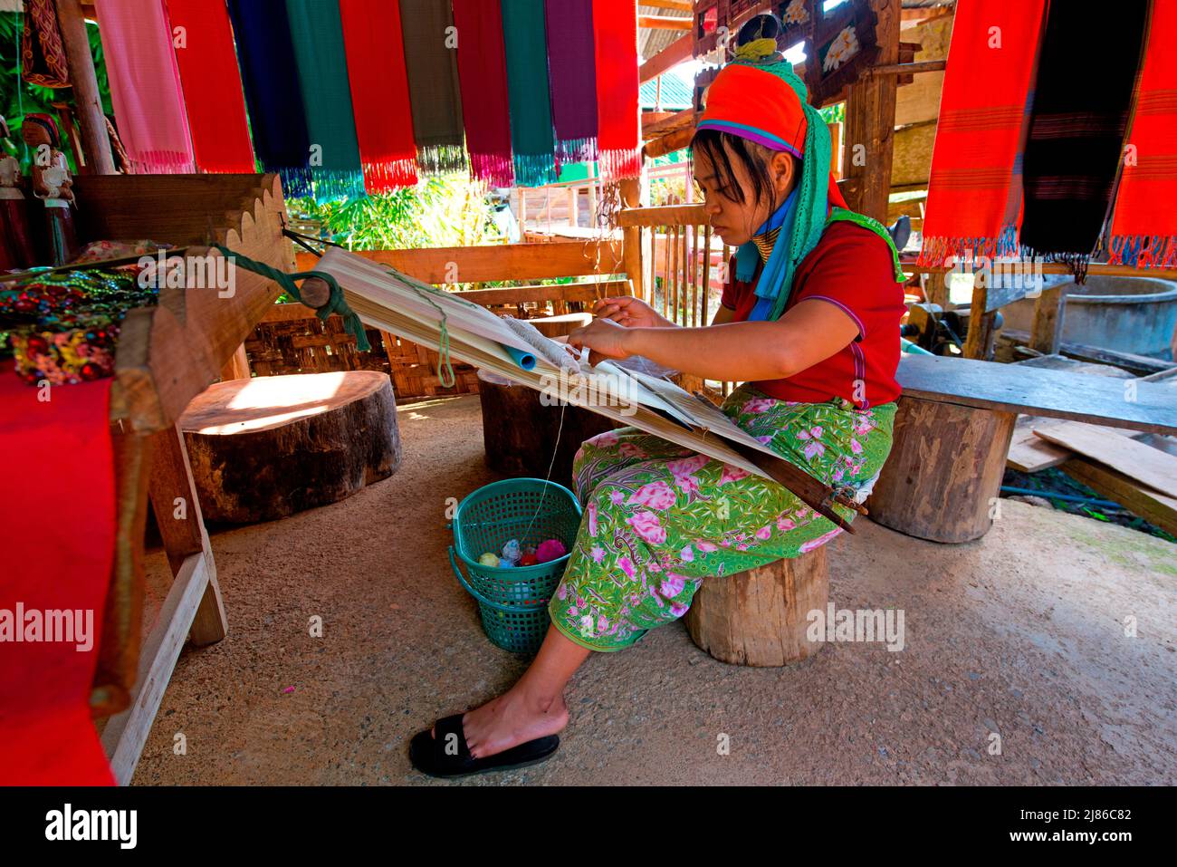 Weaving woman Kayan N.W. Thailande Stock Photo - Alamy