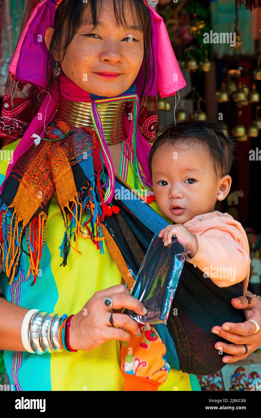 Kayan woman and girl N.W. Thailande Stock Photo - Alamy