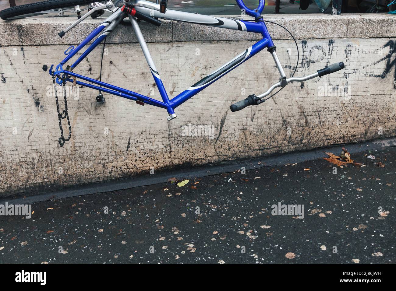 Missing wheels hi-res stock photography and images - Alamy