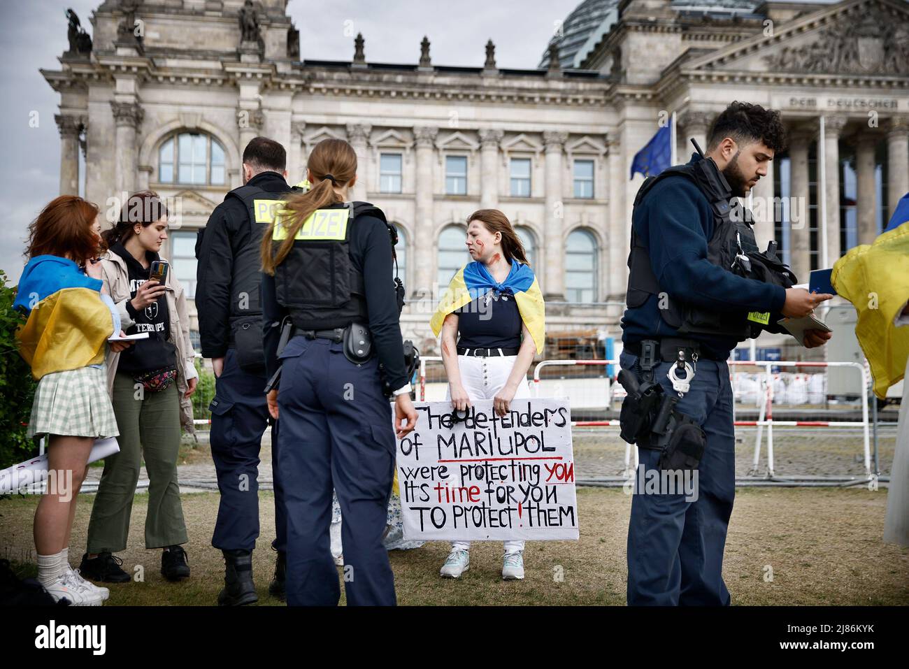 Berlin, Germany. 13th May, 2022. Police officers talk to a Ukrainian ...
