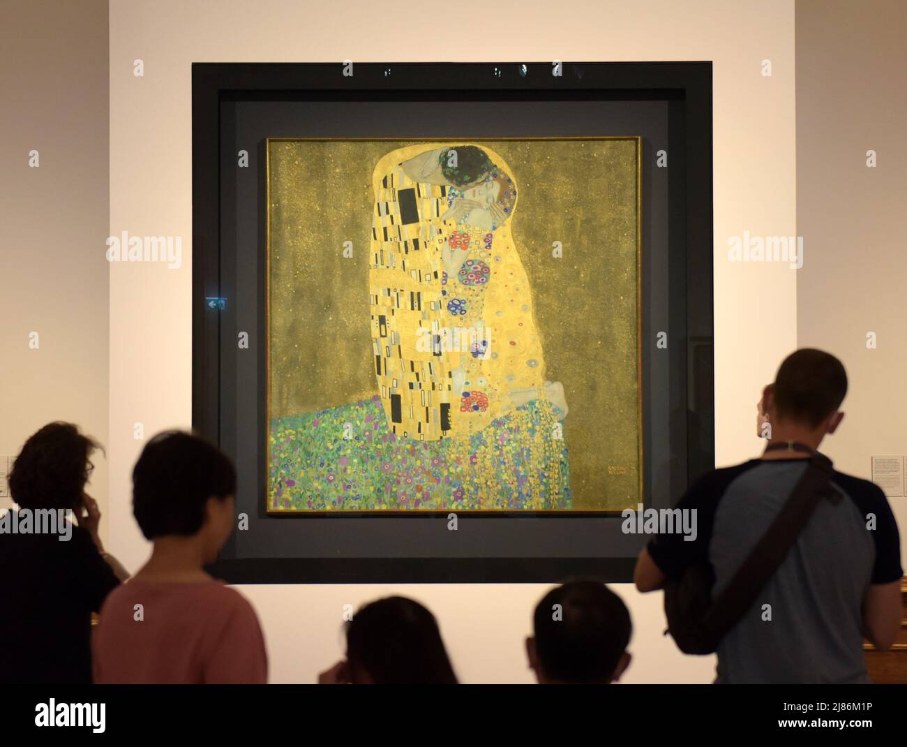 Vienna, Austria. 12th May, 2022. Visitors view "The Kiss" by Gustav ...