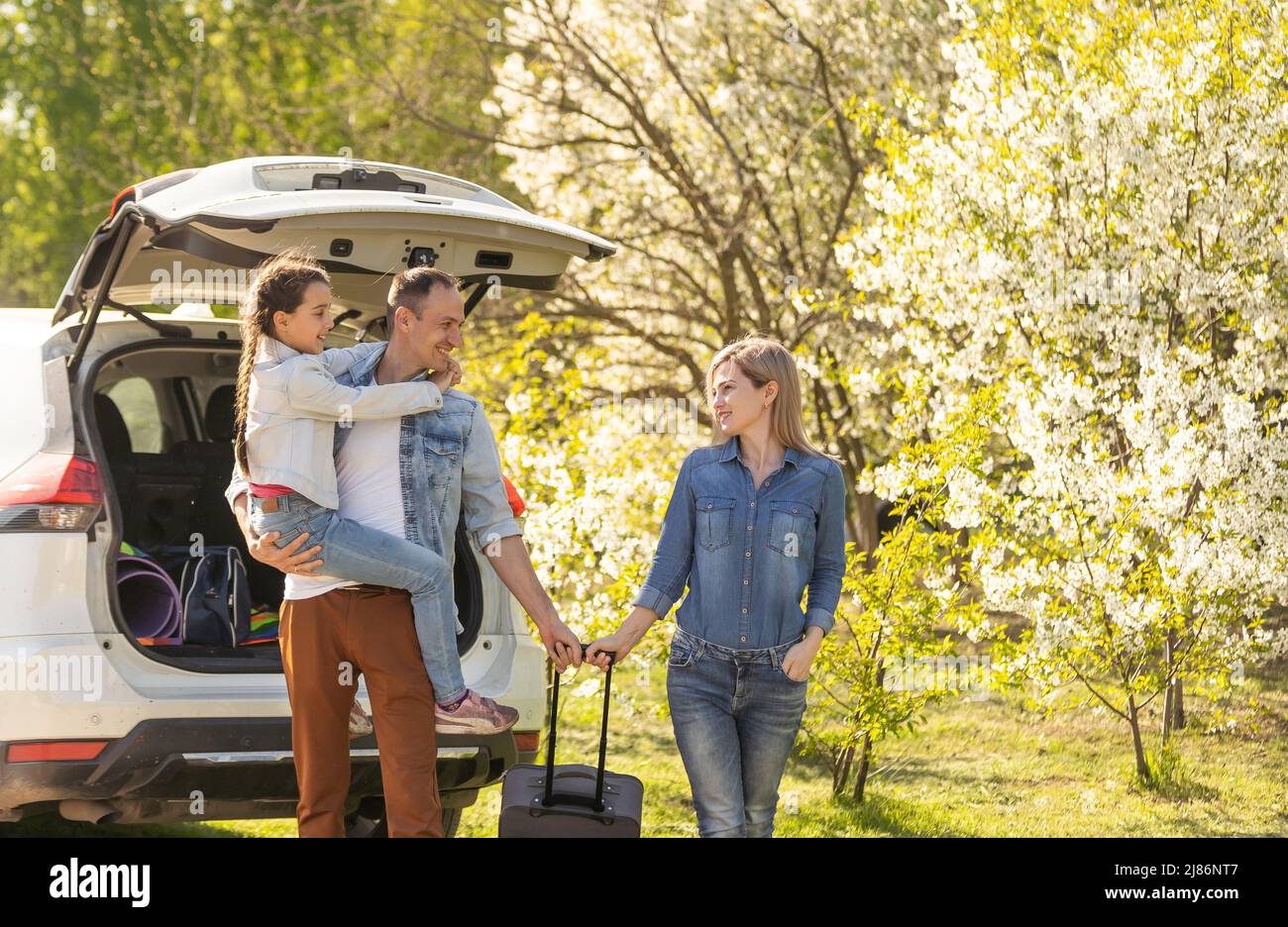 Happy family ready to go for a ride on their car Stock Photo - Alamy
