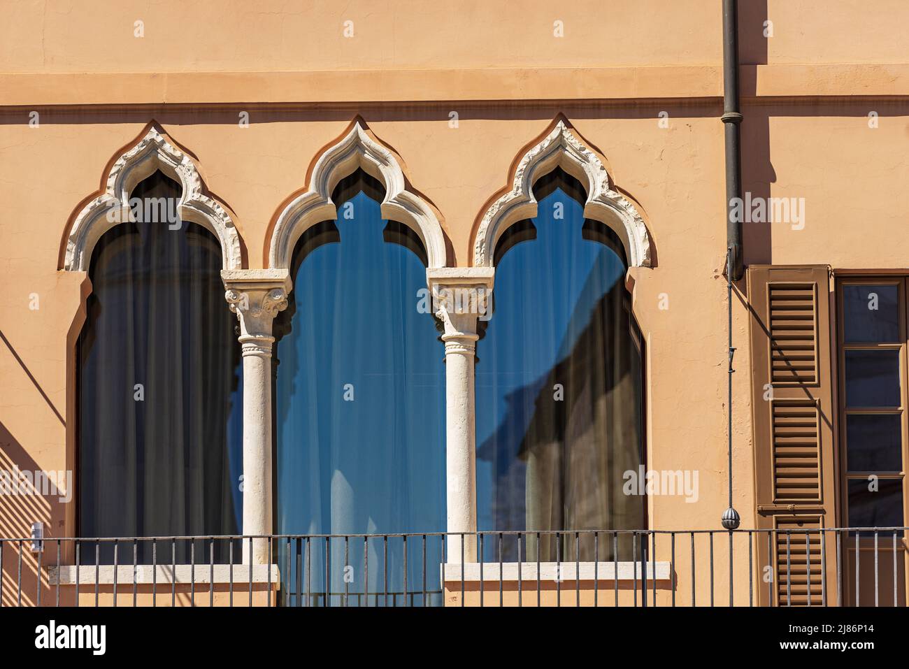 Gothic columns capitals arch hi-res stock photography and images - Alamy