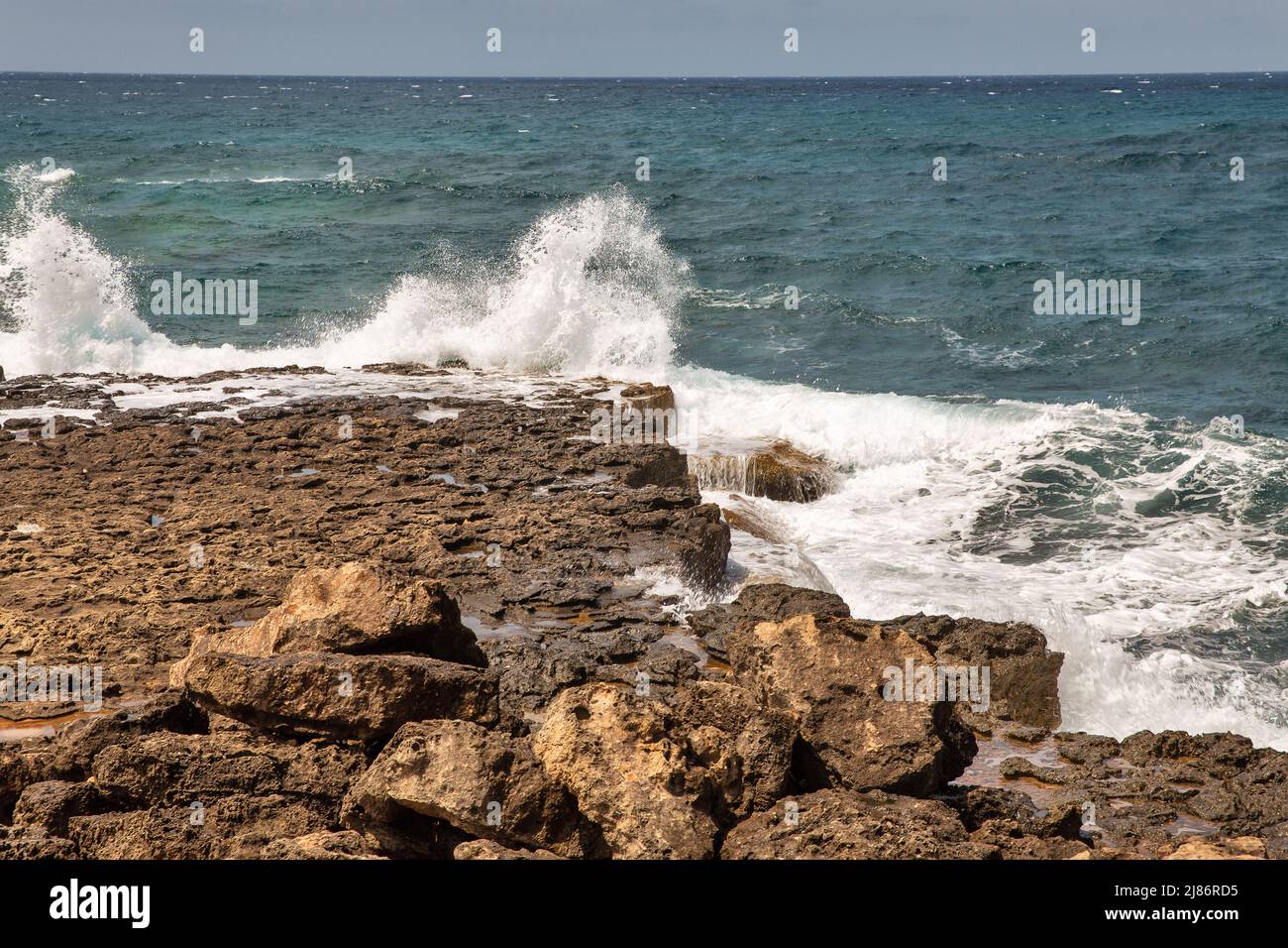 beautiful scenic waves crashing onto rocks with water splashes Stock ...