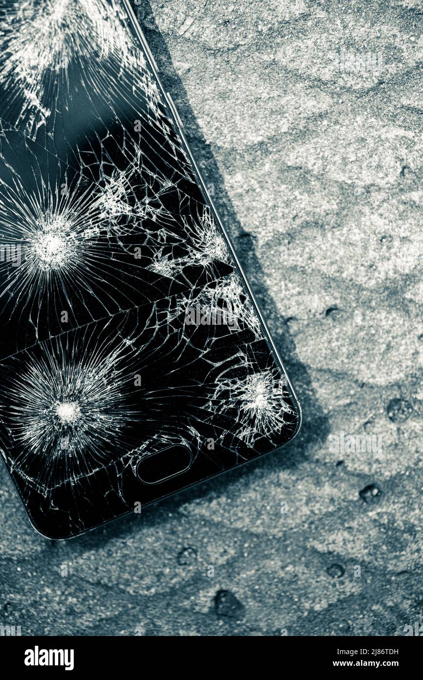 Smart phone with broken screen on the ground. Close-up Stock Photo - Alamy