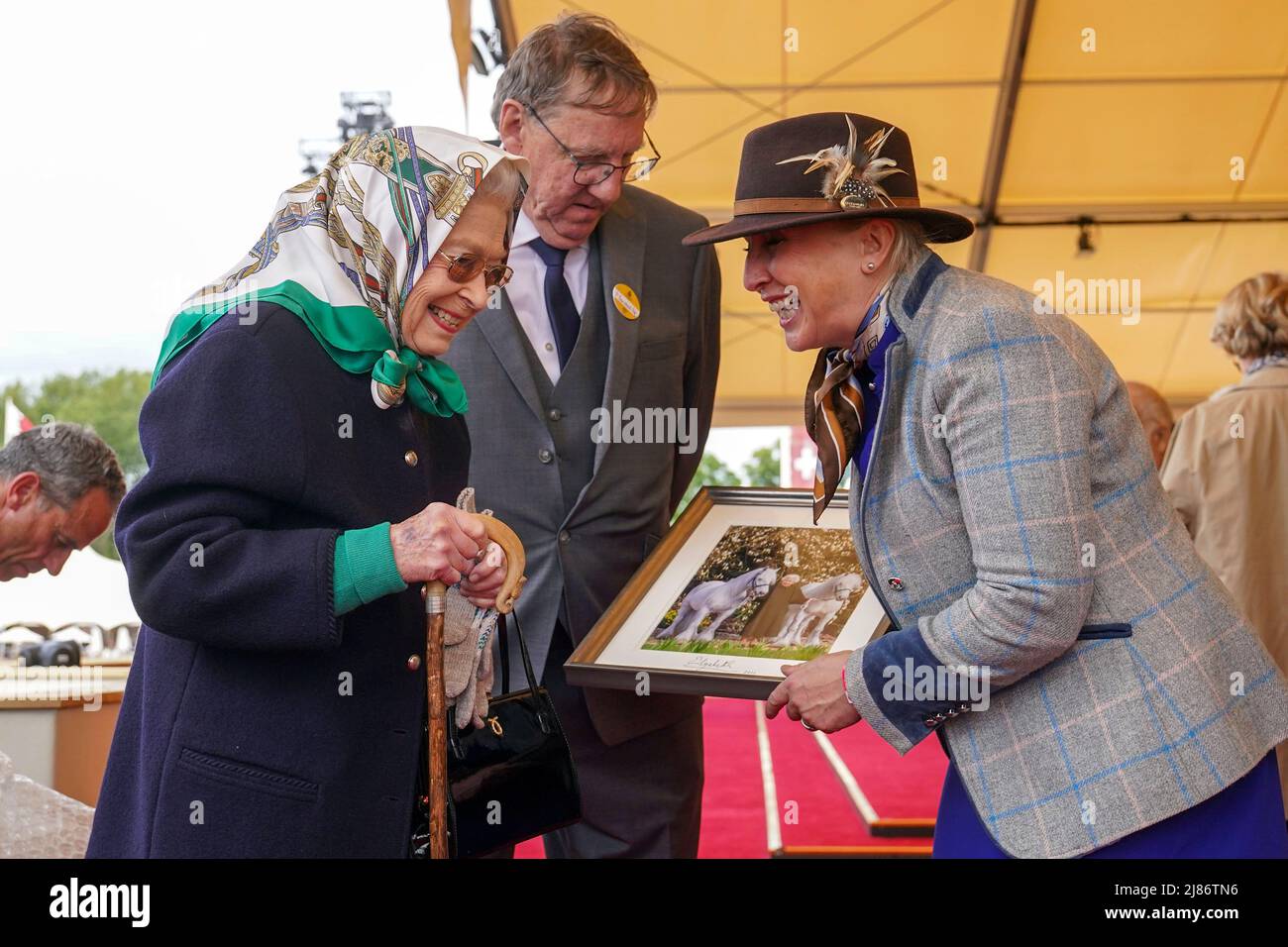 Queen Elizabeth II exchanges photographs with Jane Rawden (right) from ...