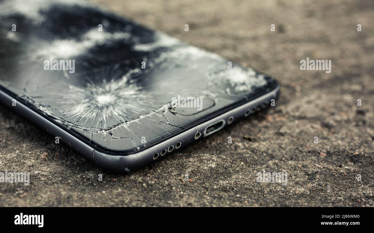 Smart phone with broken screen on the ground. Close-up Stock Photo - Alamy