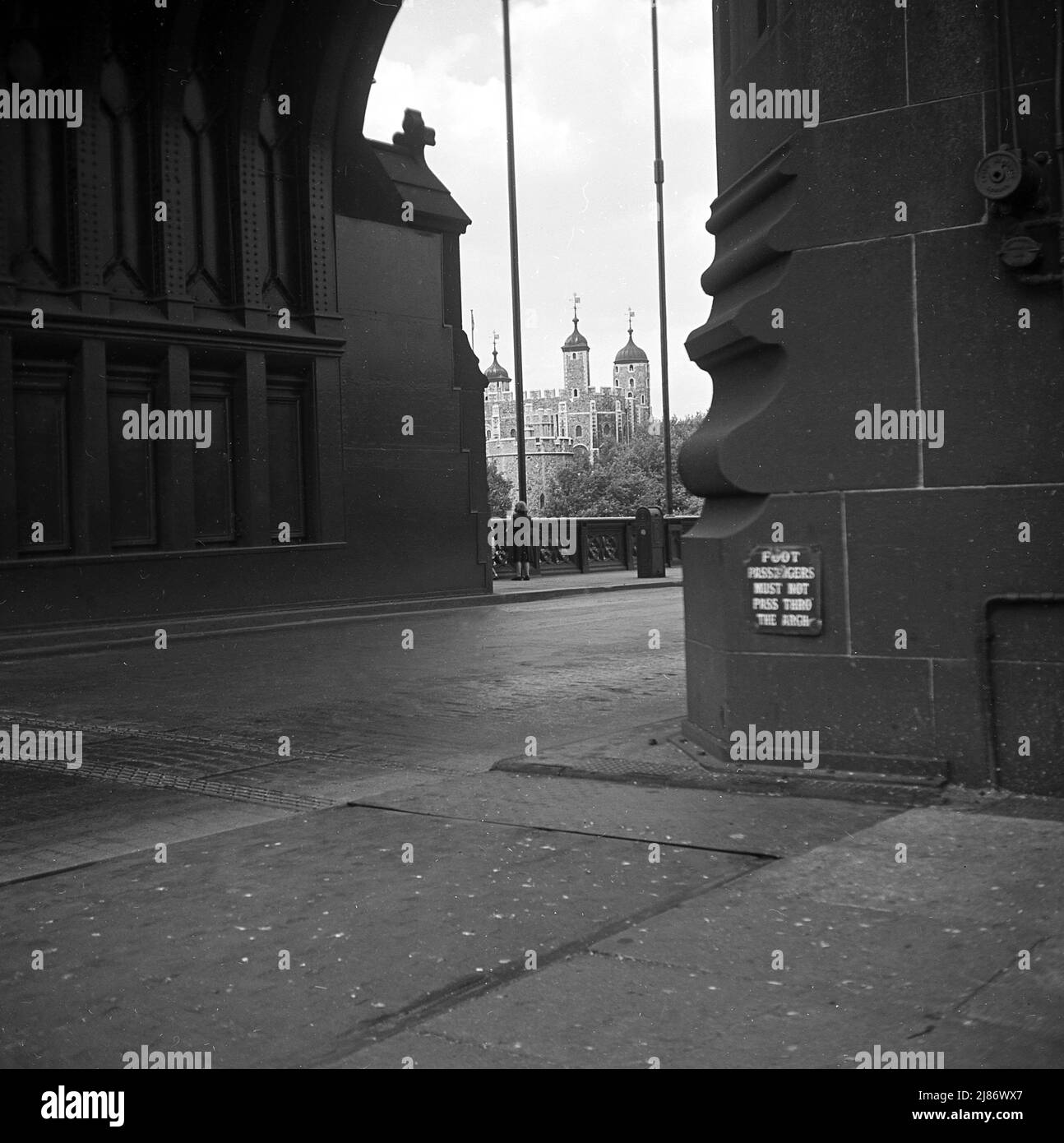 Under the arches of london bridge Black and White Stock Photos & Images ...