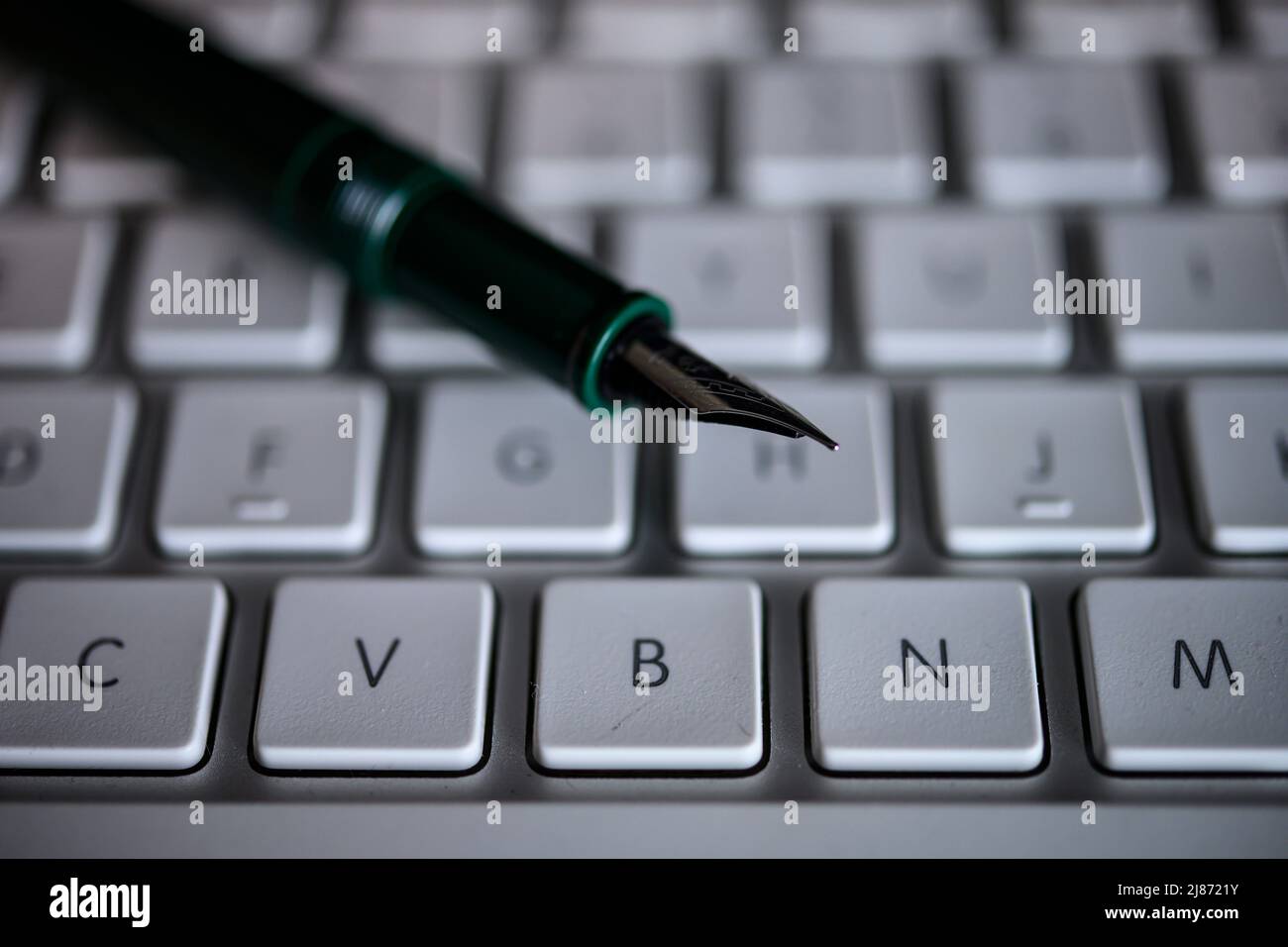 Vintage fountain pen on white Keyboard close up Stock Photo - Alamy