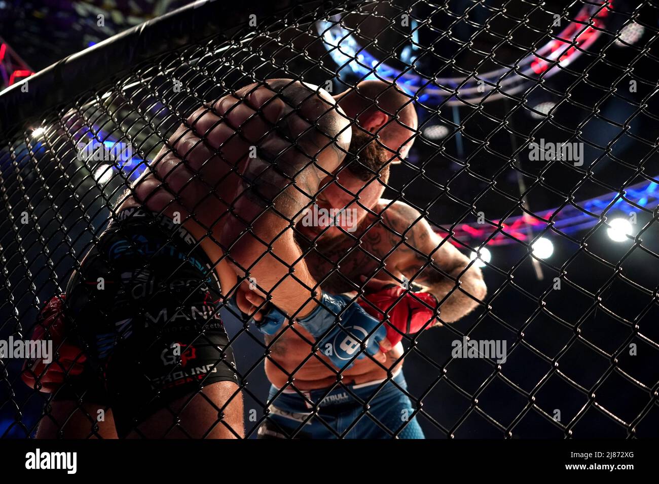 Lee Chadwick (right) against Maciej Rozanski during their Middleweights ...