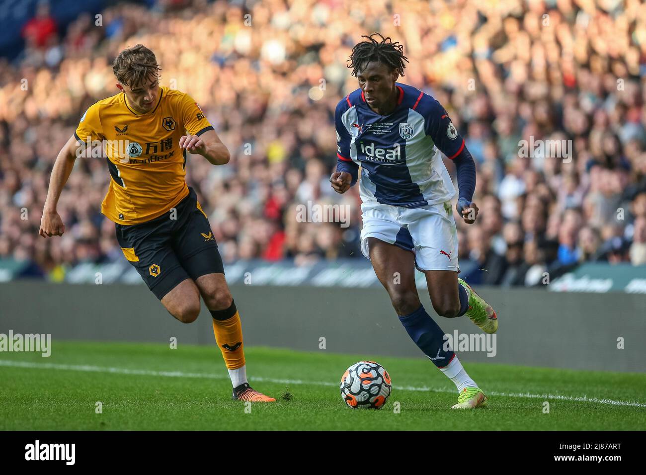 Quevin Castro #32 of West Bromwich Albion runs with the ball Stock ...