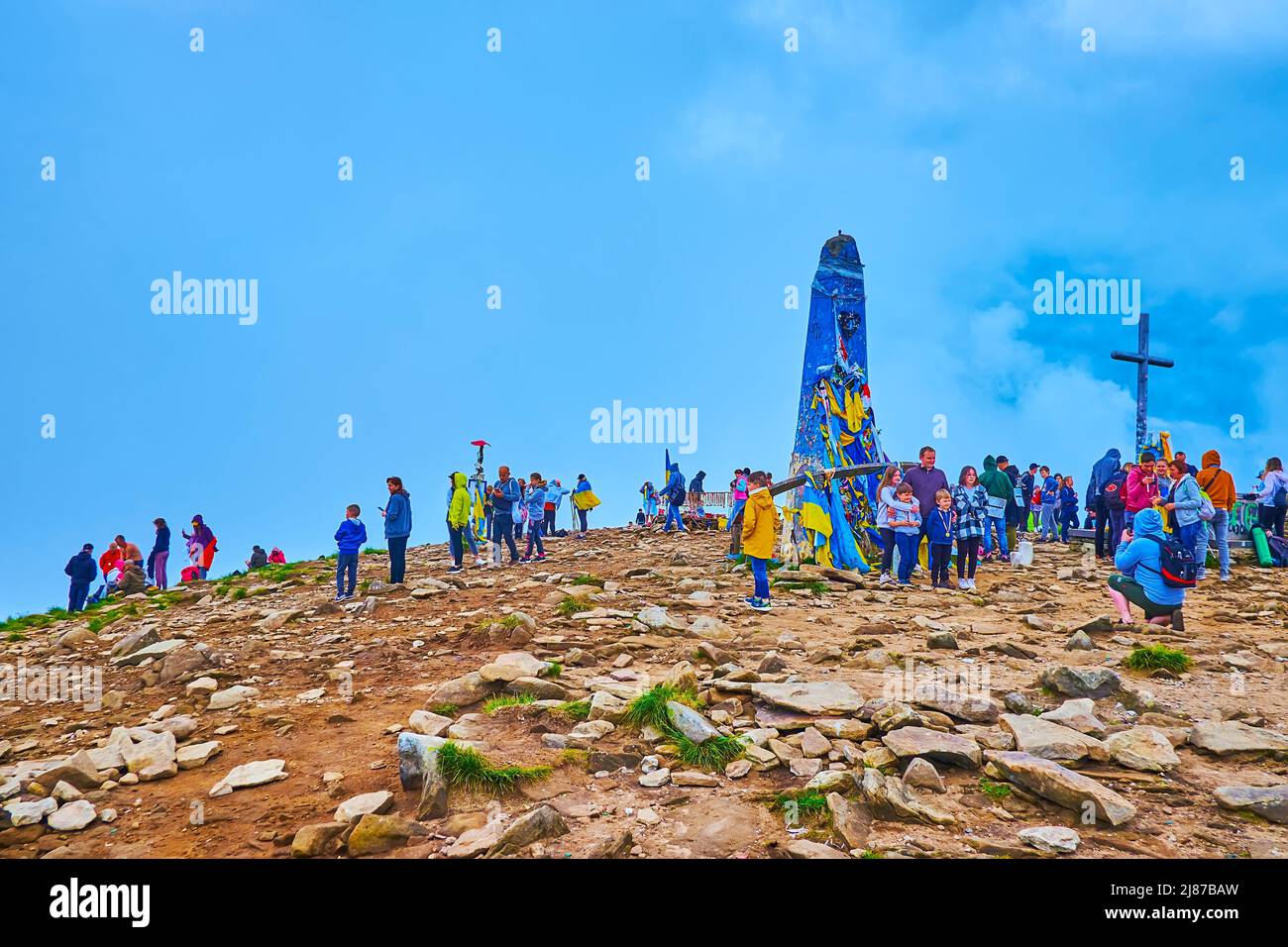 HOVERLA, UKRAINE - JULY 23, 2021: Walk the crowded peak of the Mount ...