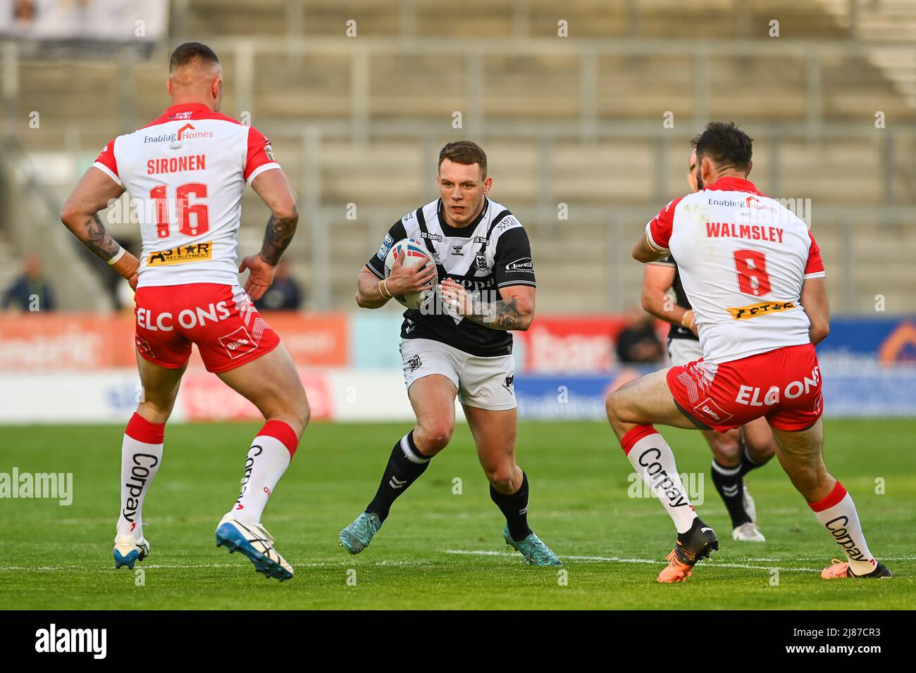 Jordan Lane (13) of Hull FC makes a break Stock Photo - Alamy
