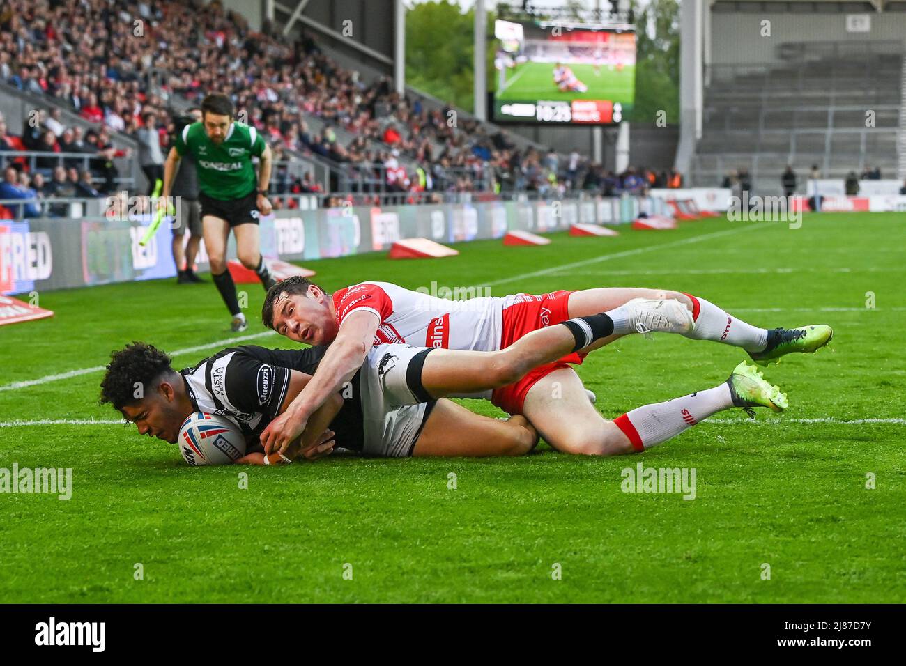 Darnell McIntosh (5) of Hull FC goes over for a try Stock Photo - Alamy