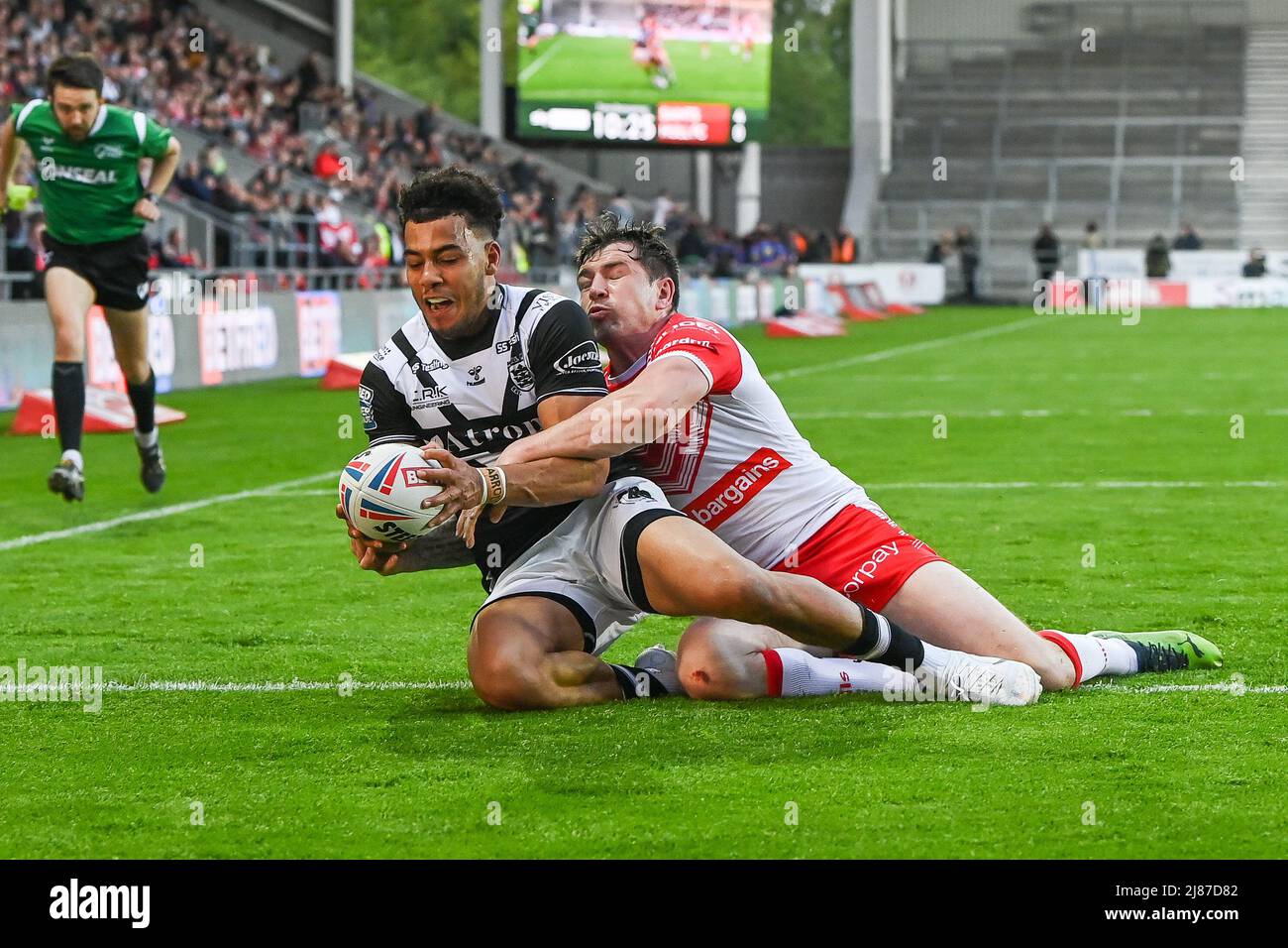 Darnell McIntosh (5) of Hull FC goes over for a try Stock Photo - Alamy