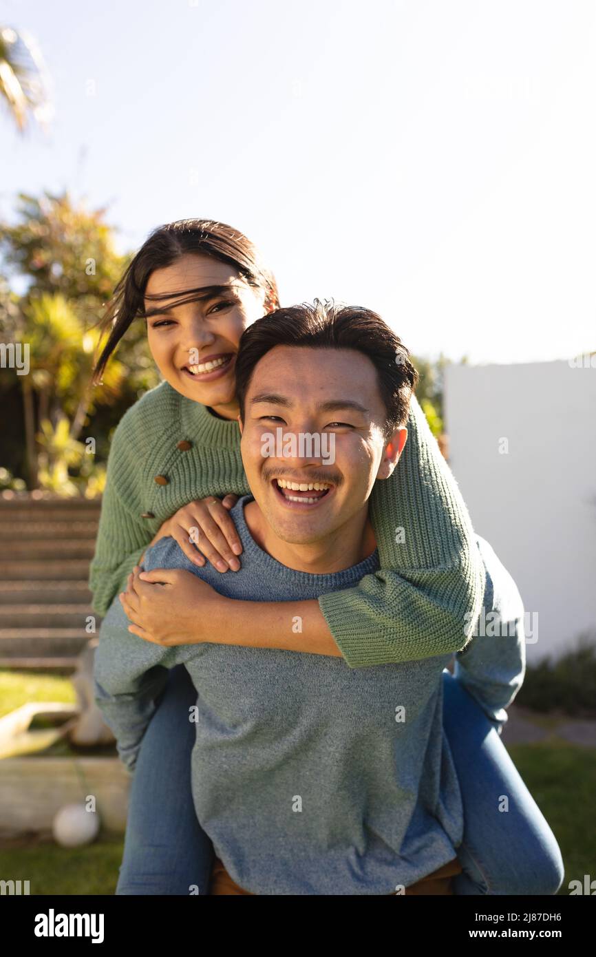Couple piggybacking hi-res stock photography and images - Alamy