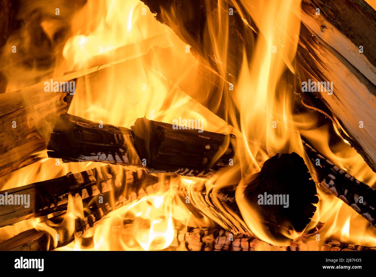 Log burning fire home hi-res stock photography and images - Alamy