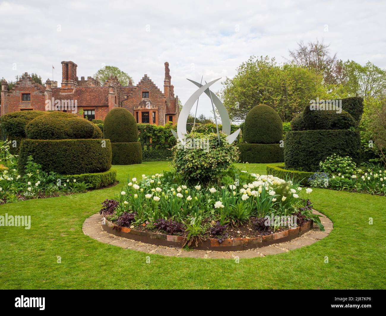 Well maintained garden hedge hi-res stock photography and images - Alamy