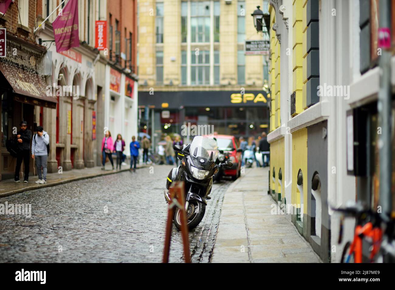 DUBLIN, IRELAND - MAY 2018: Everyday busy life of tourists and ...