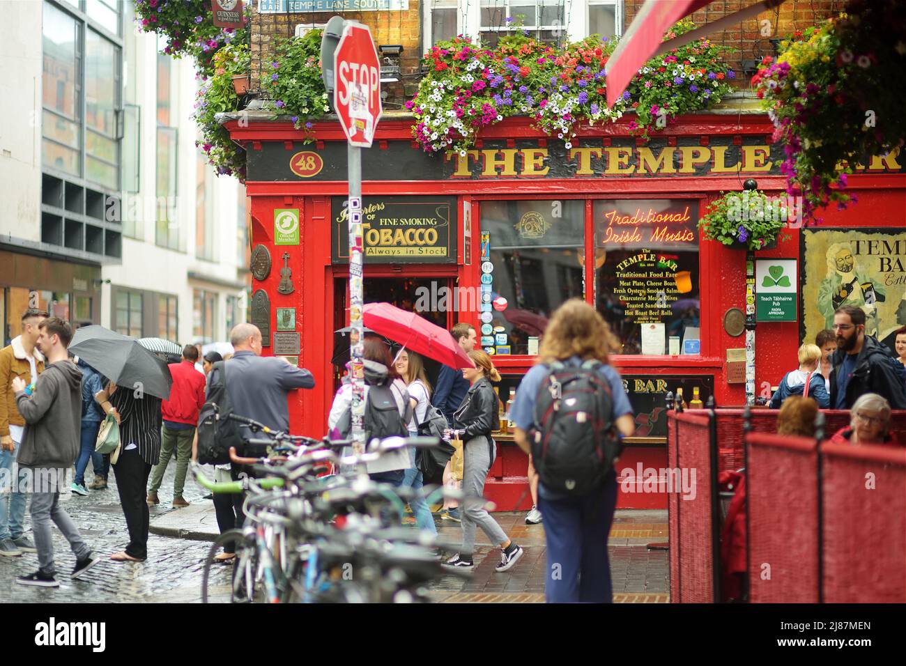 DUBLIN, IRELAND - MAY 2018: Everyday busy life of tourists and ...
