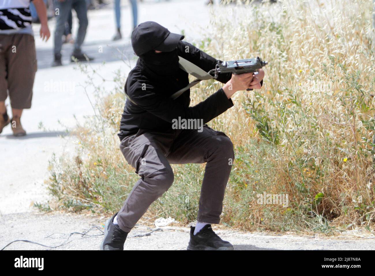 Palestinian gunman shoots back at Israeli forces during a military ...