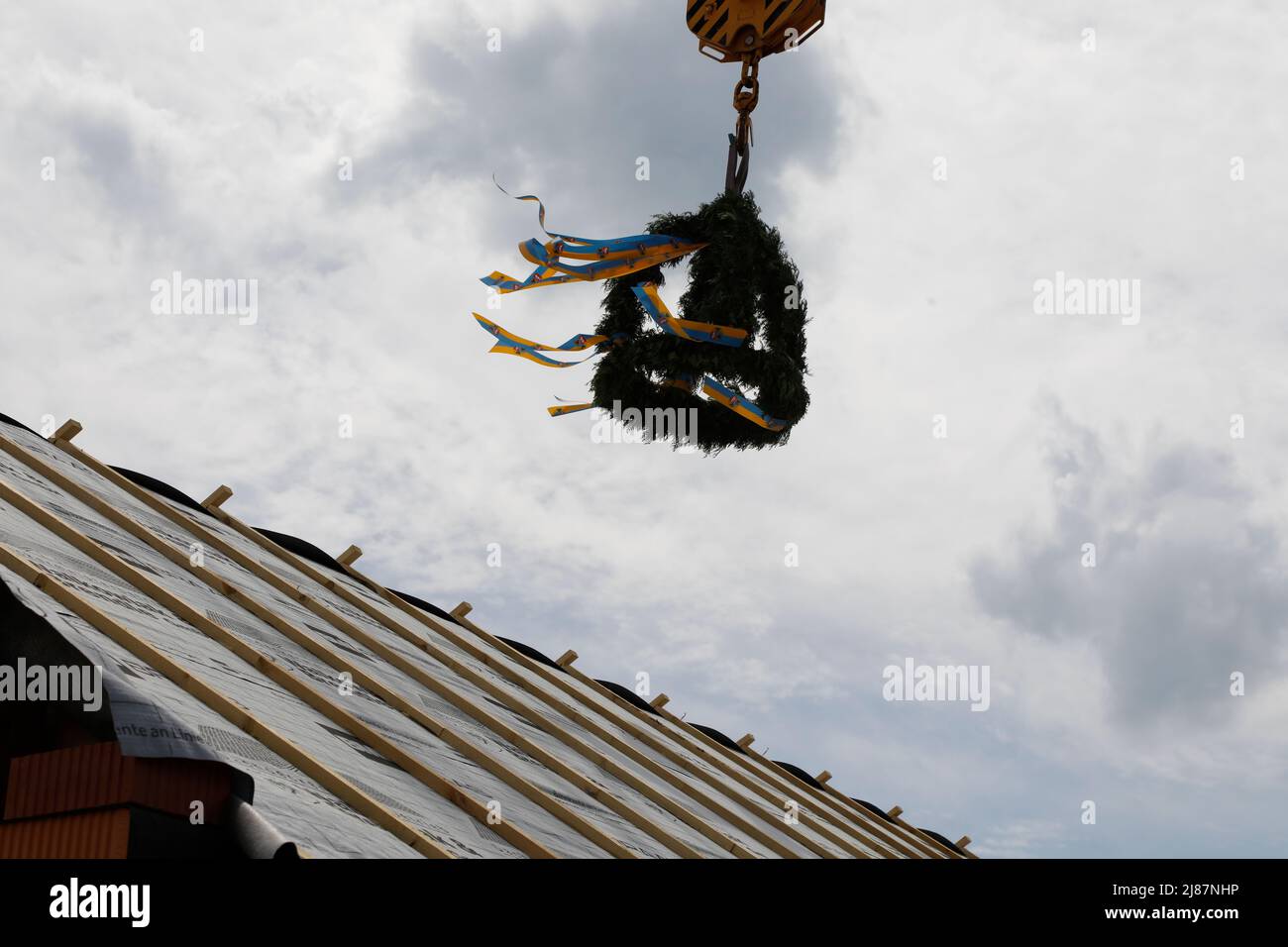 Der Kran mit der Richtkrone schwebt über dem neuen Landratsamt in ...