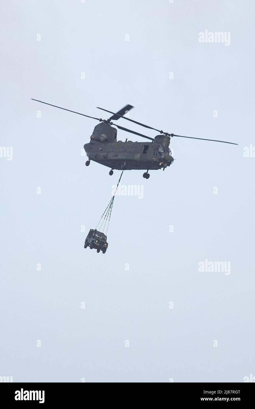 Land rover defender in military hi-res stock photography and images - Alamy