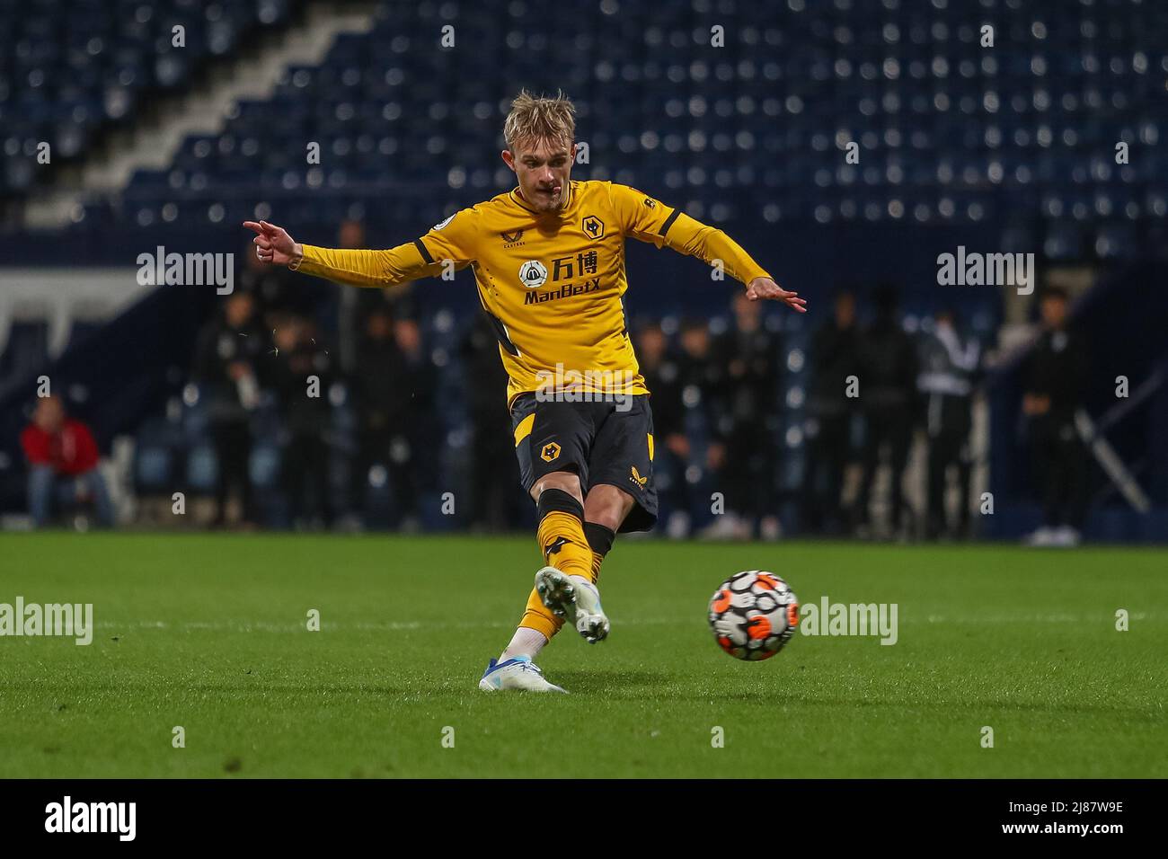 Taylor Perry of Wolverhampton Wanderers misses his penalty Stock Photo ...