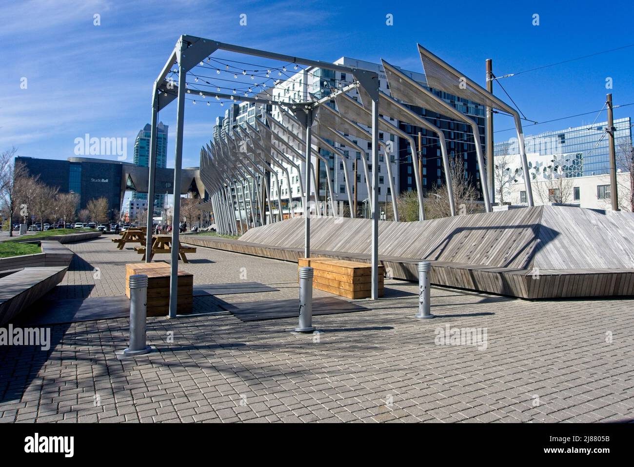 Tree shade plaza hi-res stock photography and images - Alamy