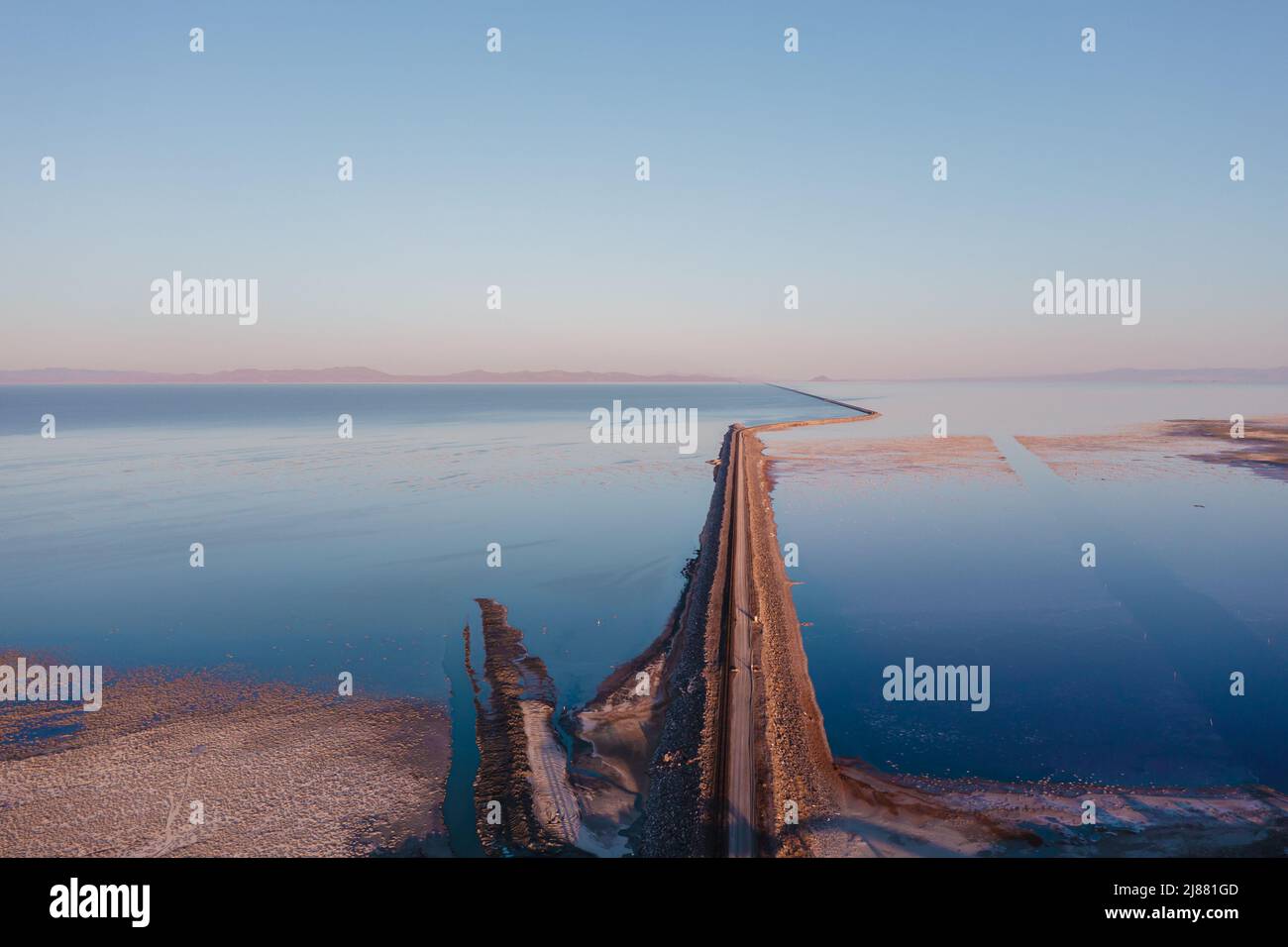 Railway causeway crossing the Great Salt Lake in Utah Stock Photo - Alamy