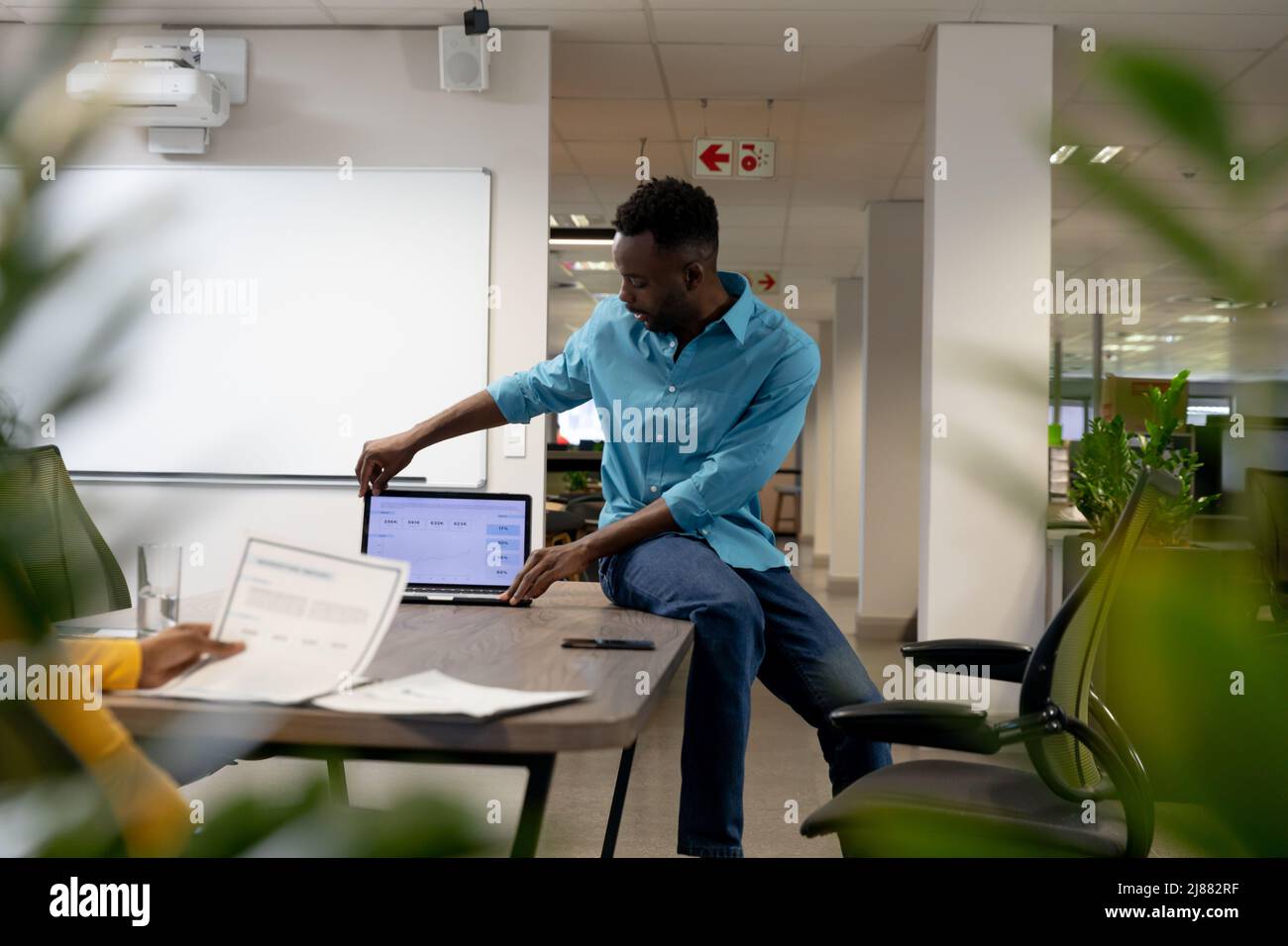 Explaining laptop hi-res stock photography and images - Alamy