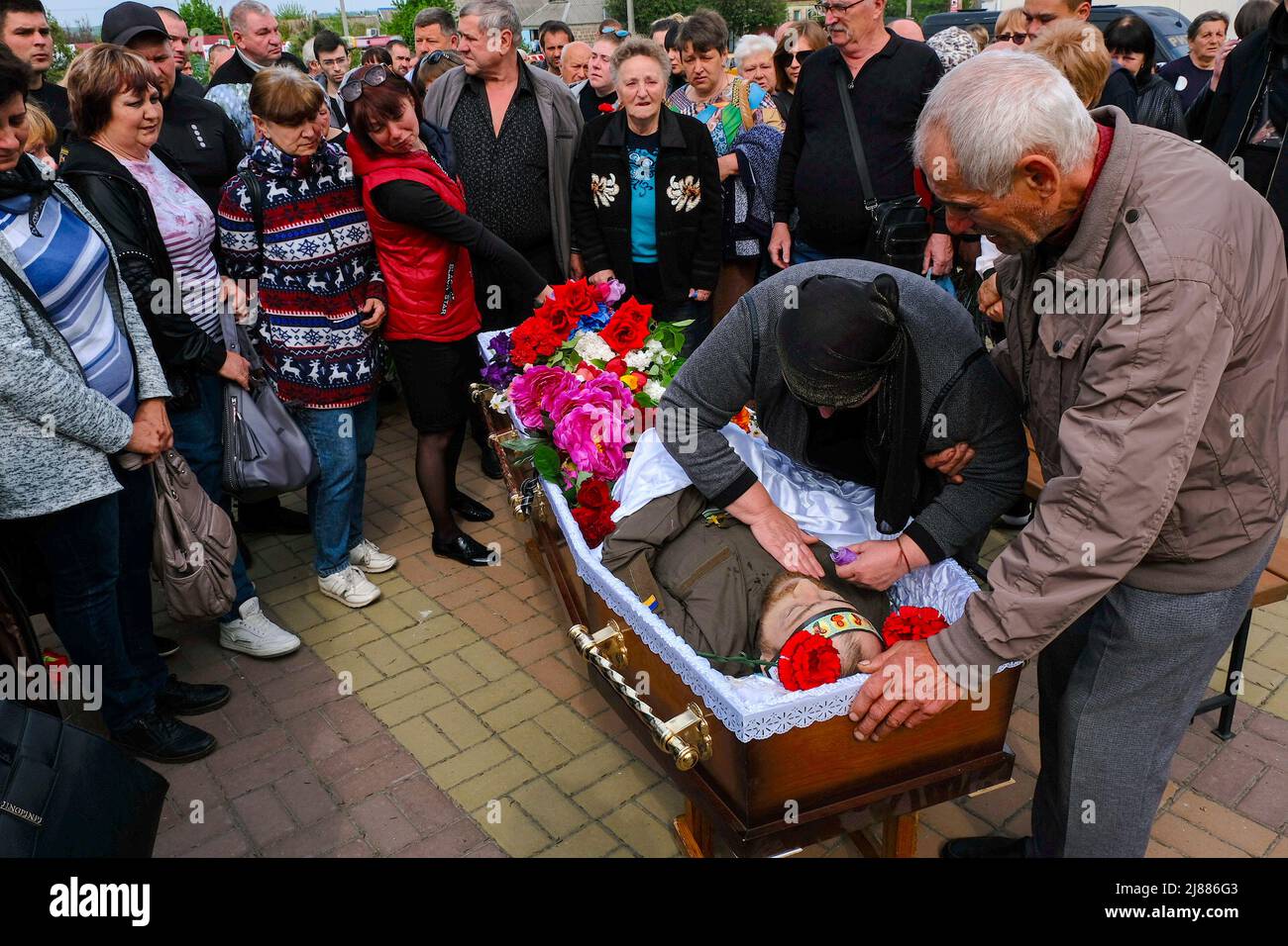 Balabyne, Ukraine. 13th May, 2022. (EDITOR'S NOTE : Image depicts death) The parents of late ...