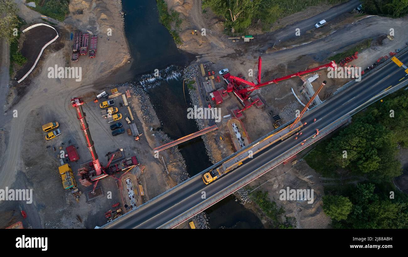 Sinzig, Germany. 14th May, 2022. Two truck-mounted cranes have begun ...