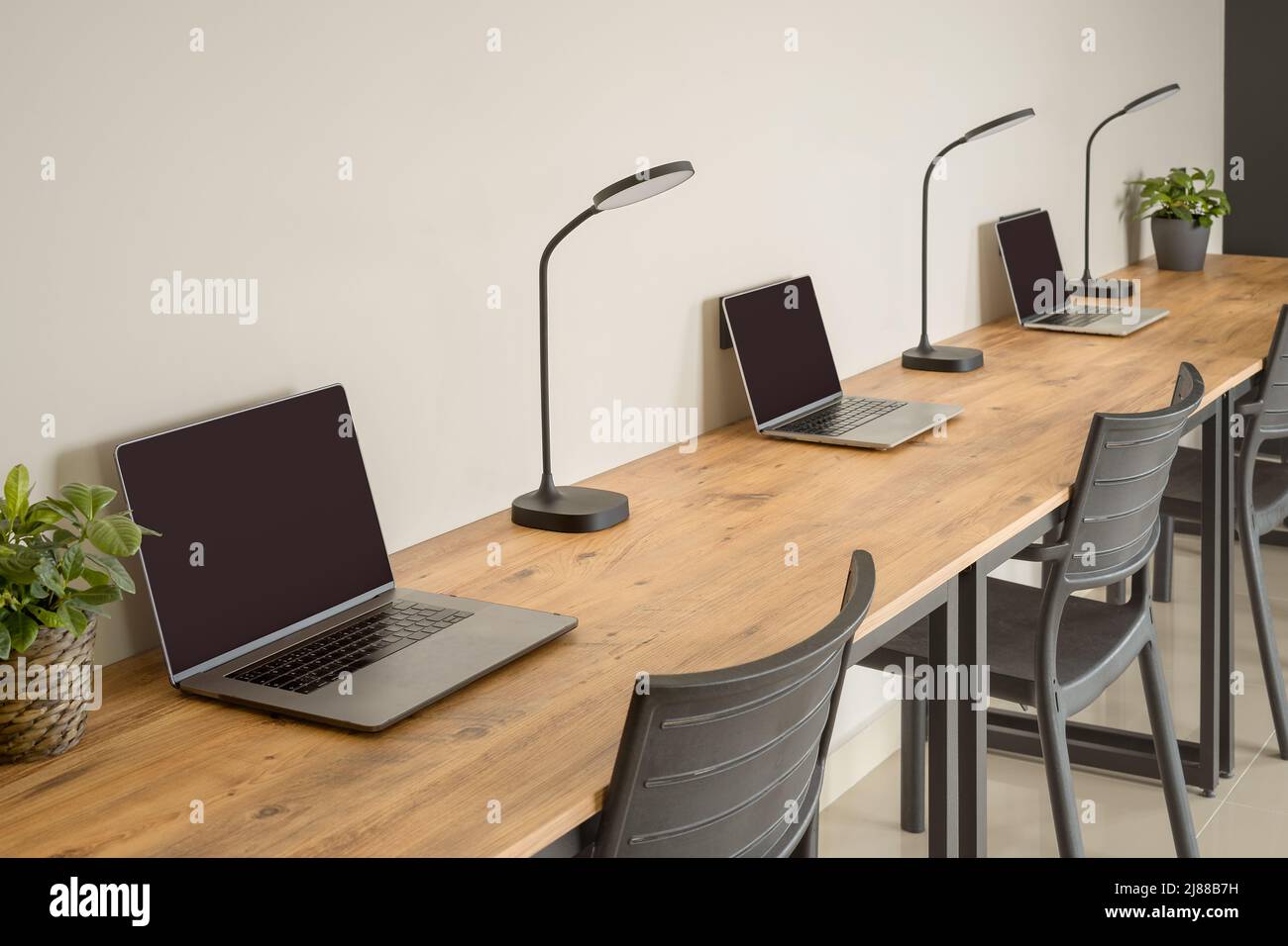 Laptops in classroom hi-res stock photography and images - Alamy