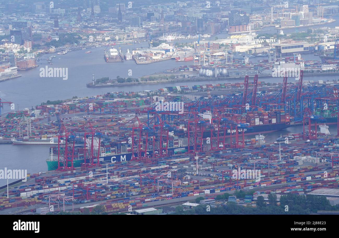 11 May 2022, Hamburg: View of container terminals and shipyards in the ...
