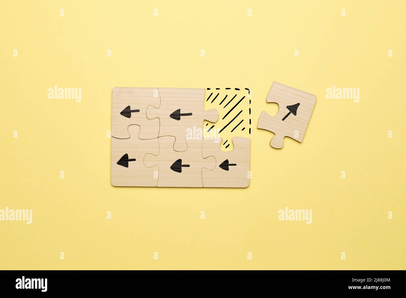 The concept of an alternative way. Puzzle with arrows Stock Photo - Alamy