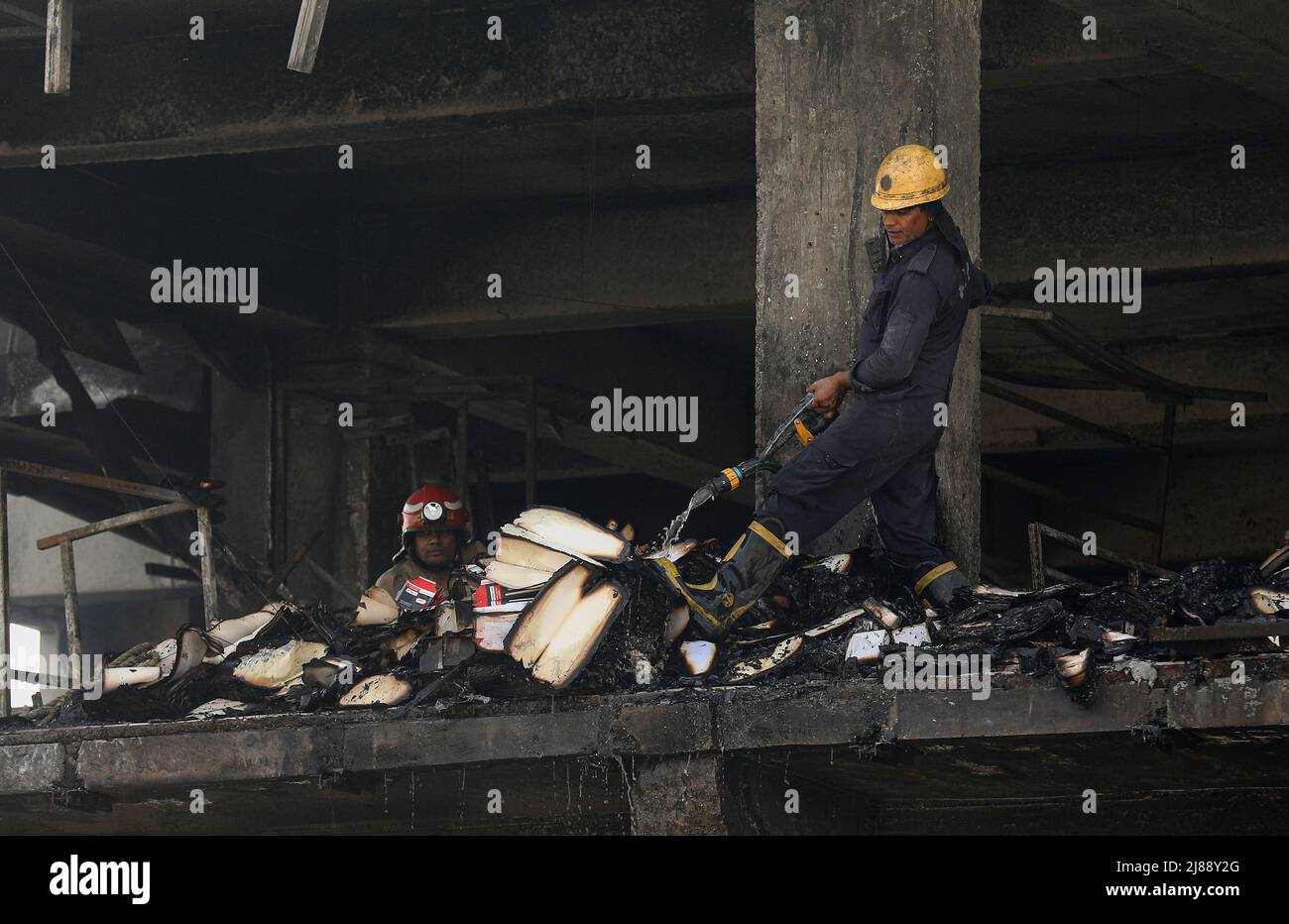 New Delhi, India. 14th May, 2022. A firefighter sprayed water to douse ...