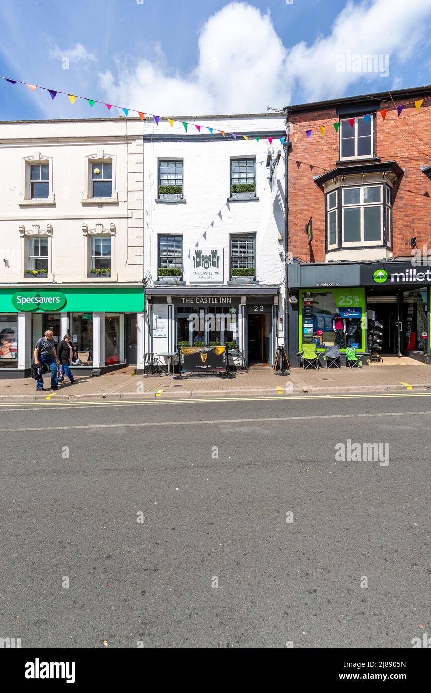 The Castle Inn. Britiains High Streets, Monmouth, Wales Stock Photo - Alamy