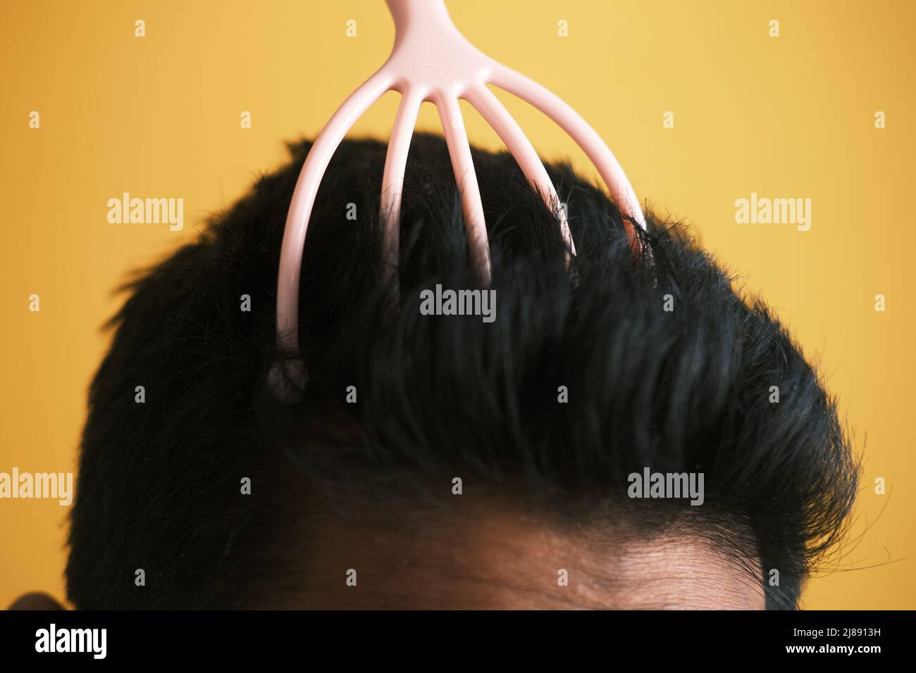 men having a scalp massage with a brush Stock Photo - Alamy